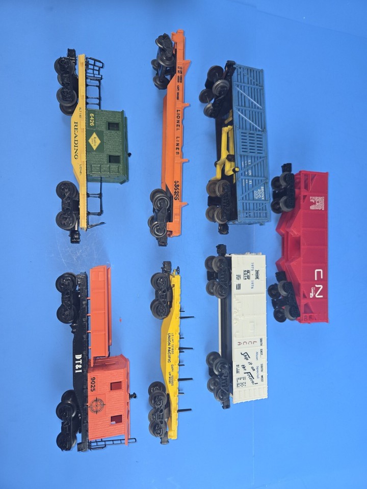 LIONEL LOT OF 7 LOOSE BOX CARS. REEFER CARS. MISC ROLLING STOCK O SCALE ...