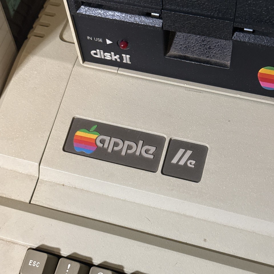 Vintage Apple IIe (2e) Computer With Apple Mouse II, Software, Games ...