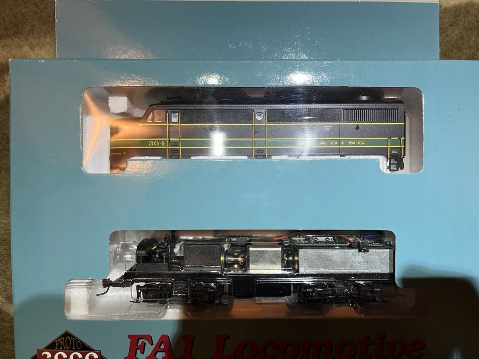 HO Scale Proto 2000 Reading FA1 #304 and Mantua Reading Caboose (MINT ...