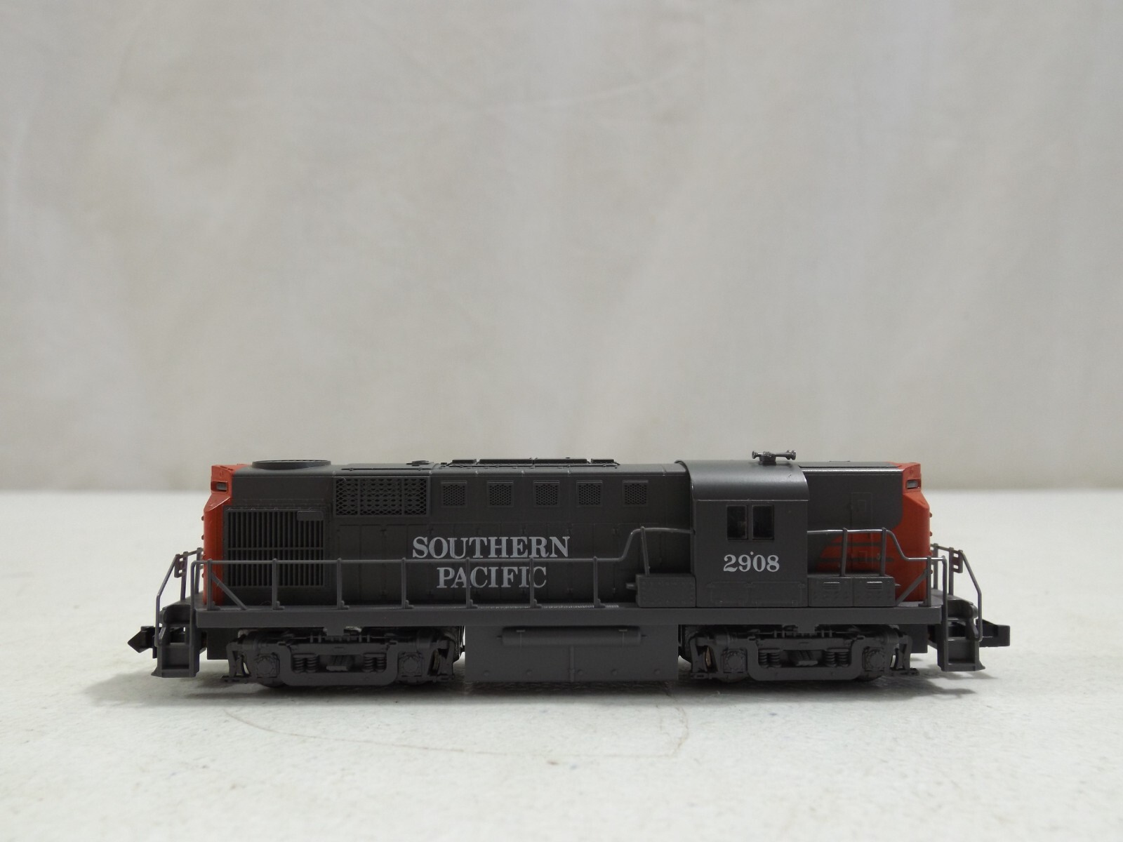 N gauge Atlas Southern Pacific RS11 diesel engine in original box. (lot ...