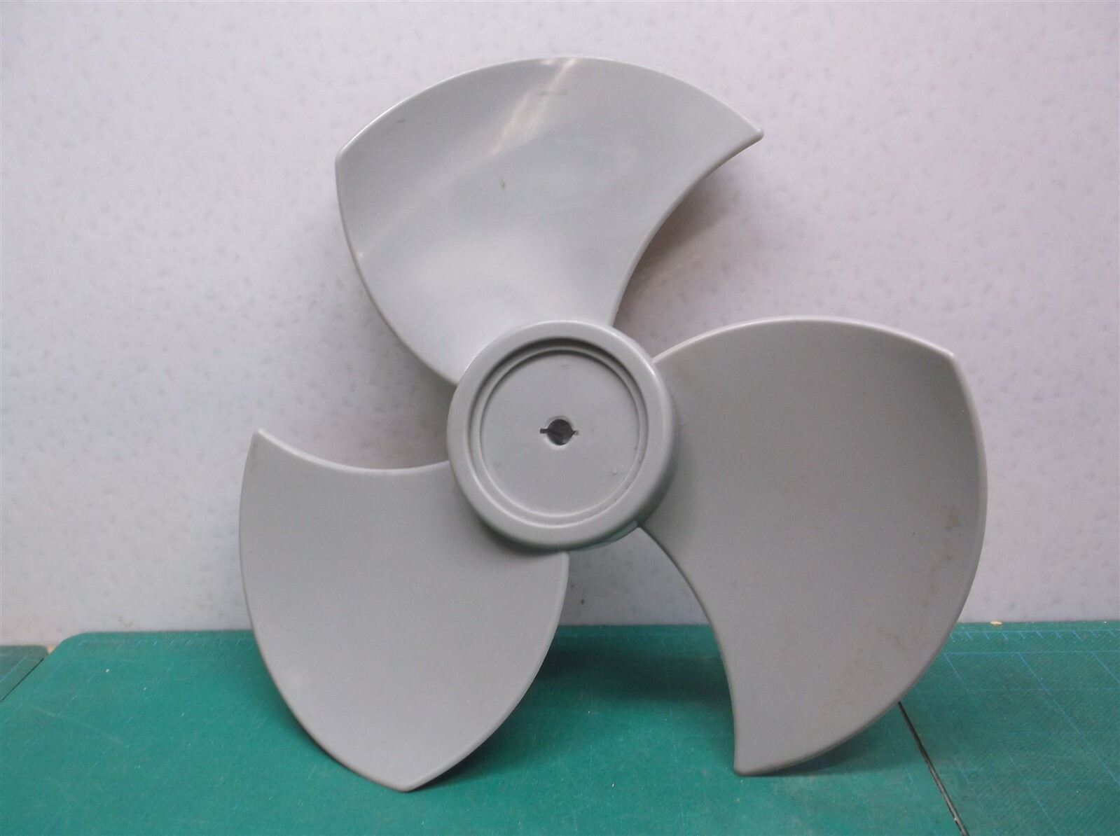 small fan blade off a Bionaire 16 speed Commander Oscillating Pedestal ...