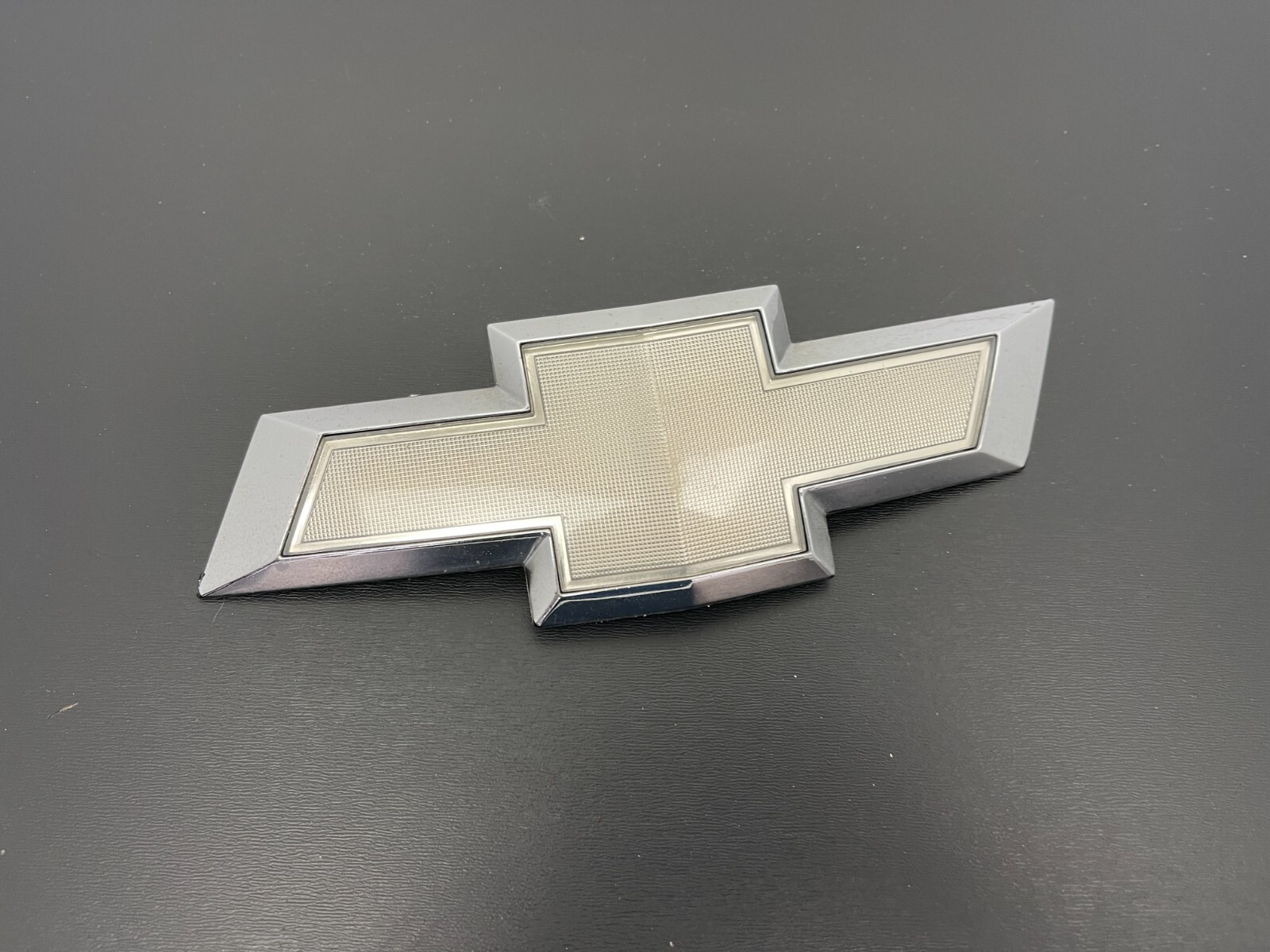 22760645 2010-2015 Chevrolet Equinox OEM Front Bumper Bowtie Emblem for ...