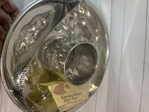 The Pampered Chef 9” Springform Pan Set, Heart & Bundt Insert - New ...