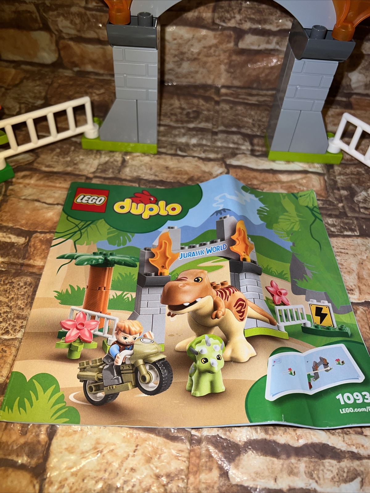 LEGO DUPLO Jurassic World T. rex and Triceratops Dinosaur Breakout ...
