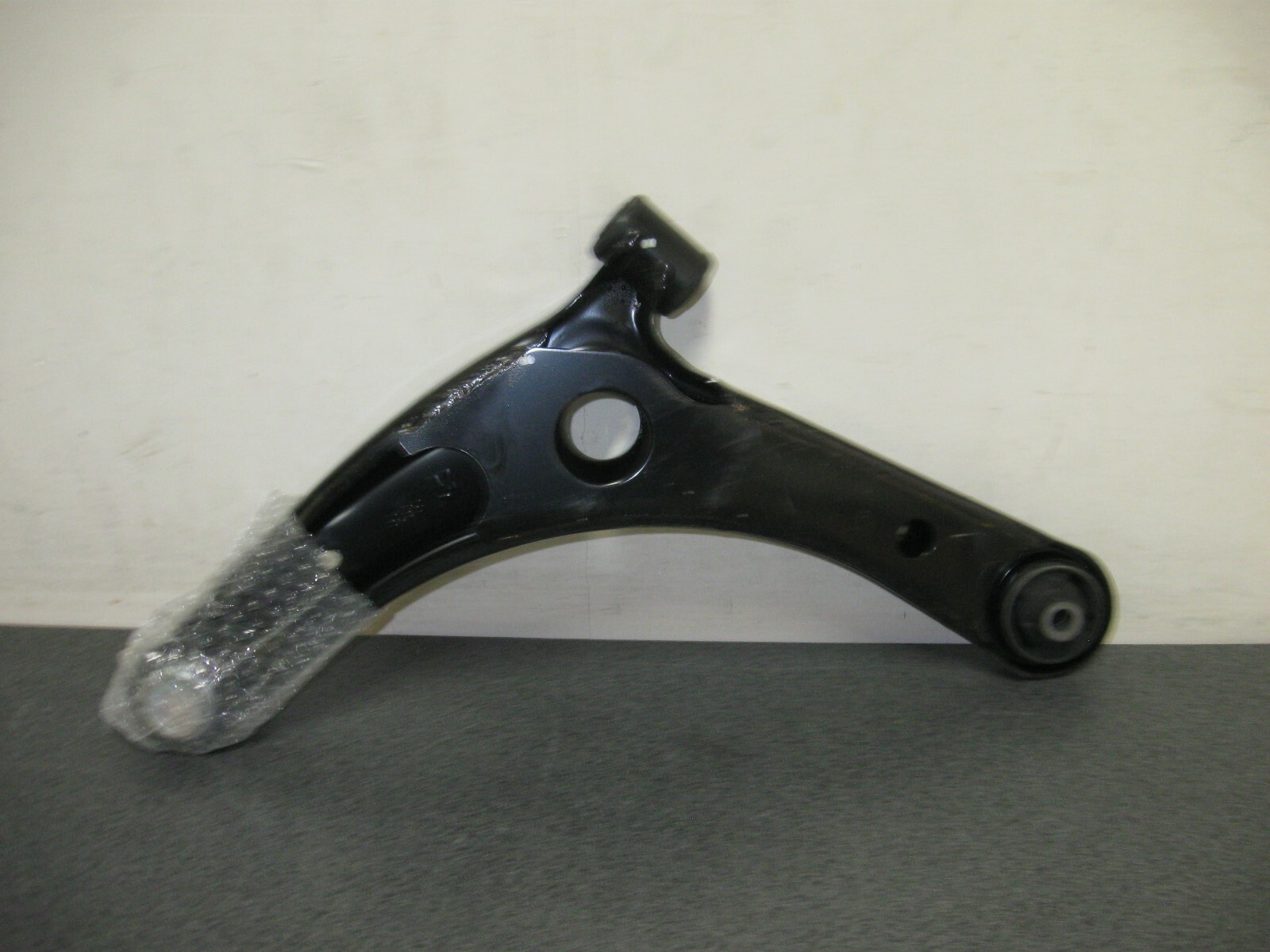 NEW GENUINE OEM MITSUBISHI FRONT LEFT LOWER CONTROL ARM (PN 4013A129 ...