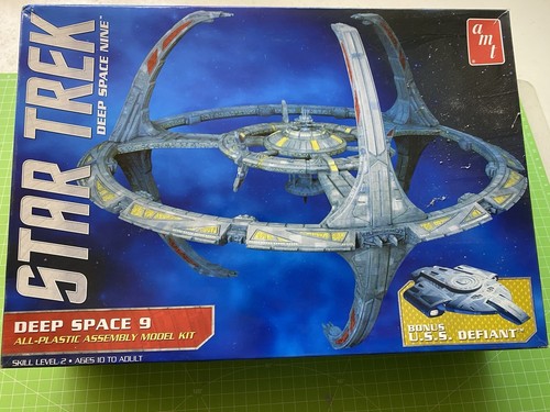 Amt Star Trek Deep Space Nine DS9 Station Clear Version, inkl. Defiant ...