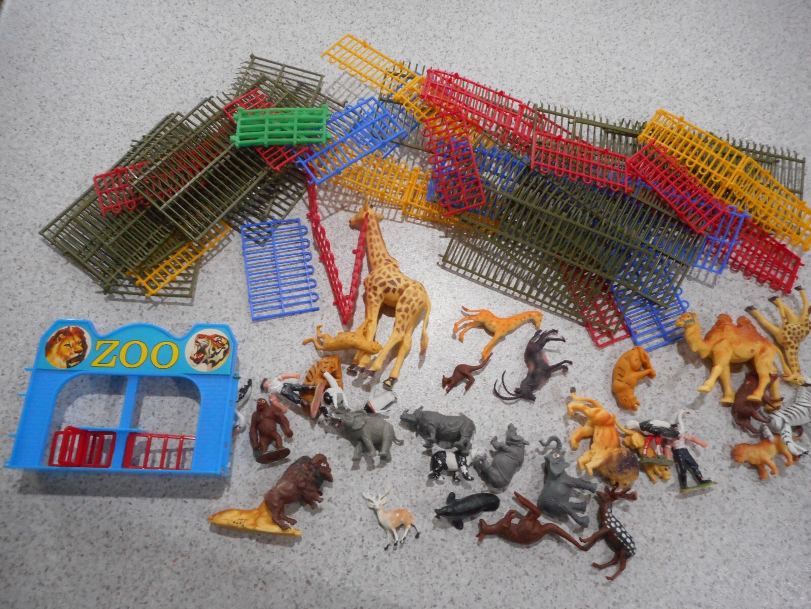 VINTAGE TOY ZOO SET WITH LOTS OF ANIMALS & ZOOKEEPER & ENTRANCE GATE ...