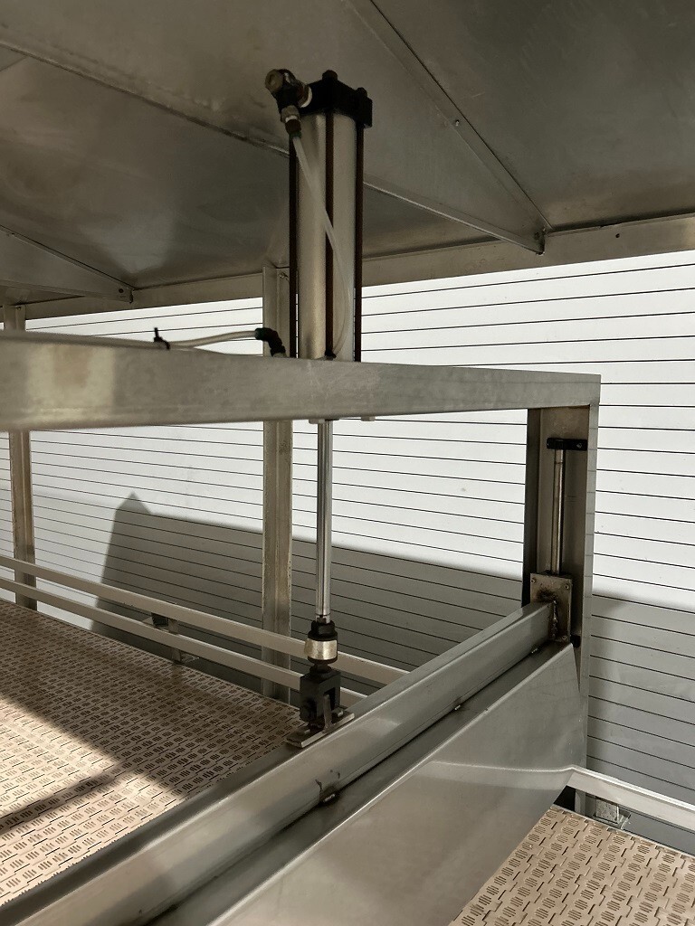 Ideas-In-Motion Semi-Auto Empty Bottle Debagger Table, Debagging ...