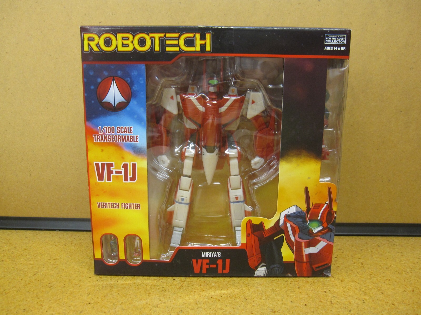 Robotech Transformable 1/100 Scale Veritech with Action Figure Pilots ...