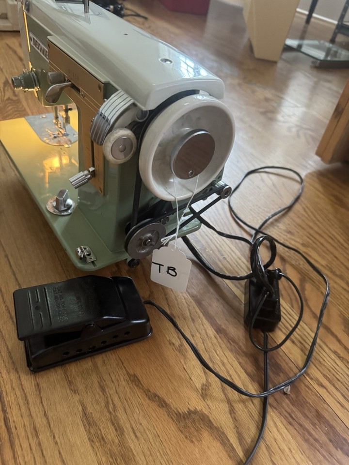 Monster Dressmaker Sewing Machine. Reduction Pulley. Zigzag. Canvas ...