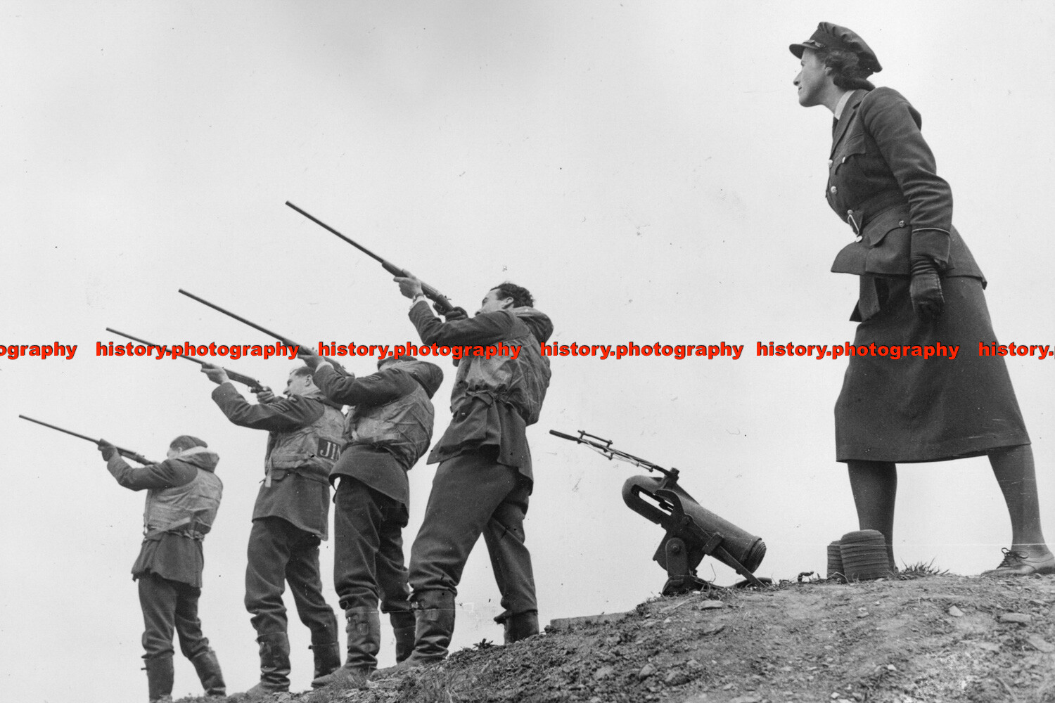 F008159 Pilots of Spitfire Clay pigeon shoot WAAF Girl 1941 WW2 | eBay