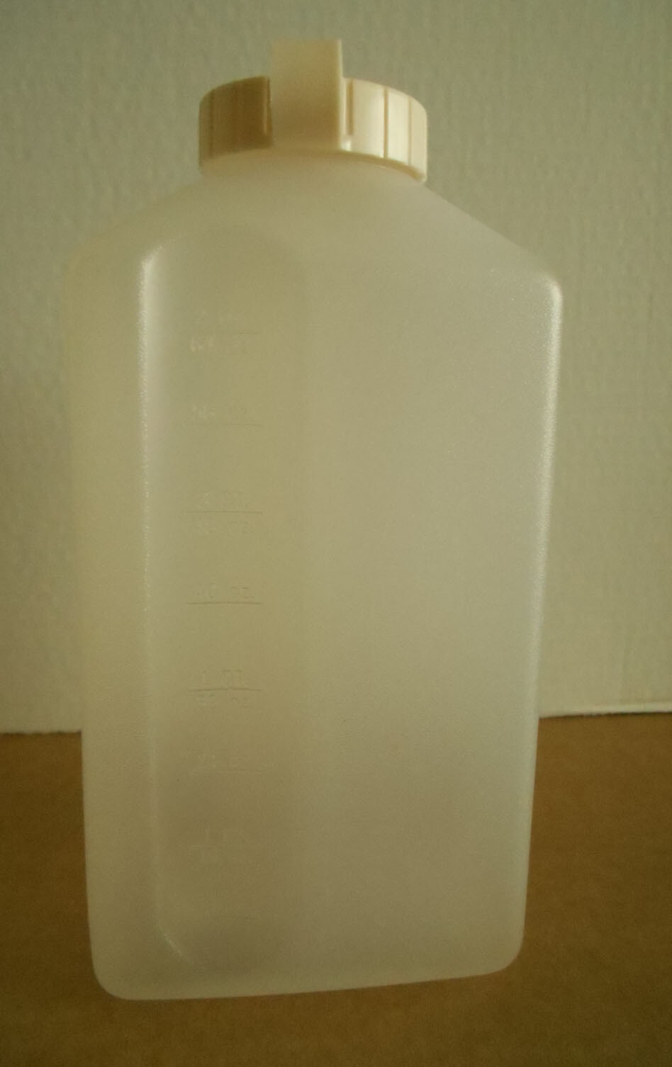 Rubbermaid Servin Saver 2 Quart Drink Container with Beige Flip Top Lid ...