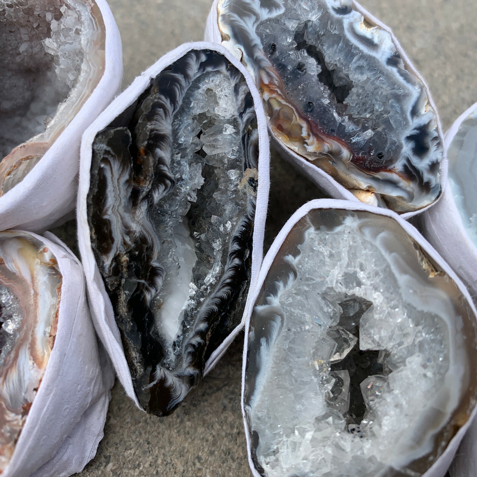 OCO GEODE HALVES 1/2 POUND LOT. (4-6 PIECES) VERY NICE QUALITY GEODES ...