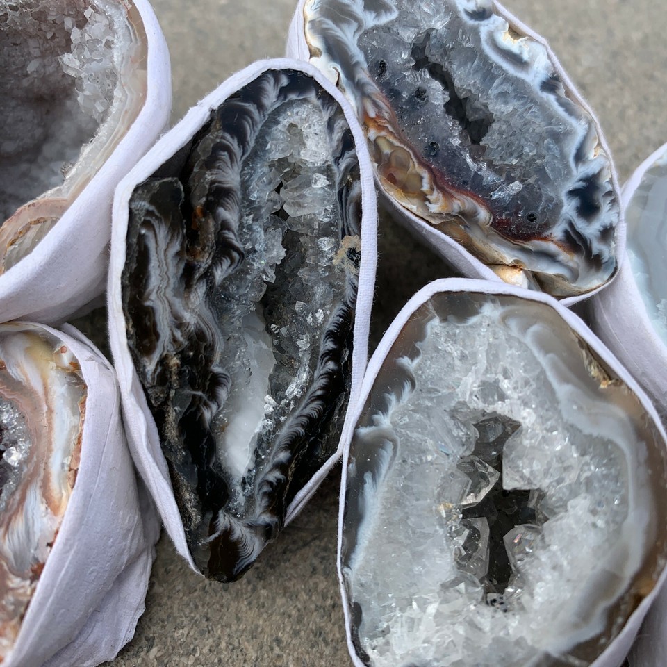 OCO GEODE HALVES 1/2 POUND LOT. (4-6 PIECES) VERY NICE QUALITY GEODES ...