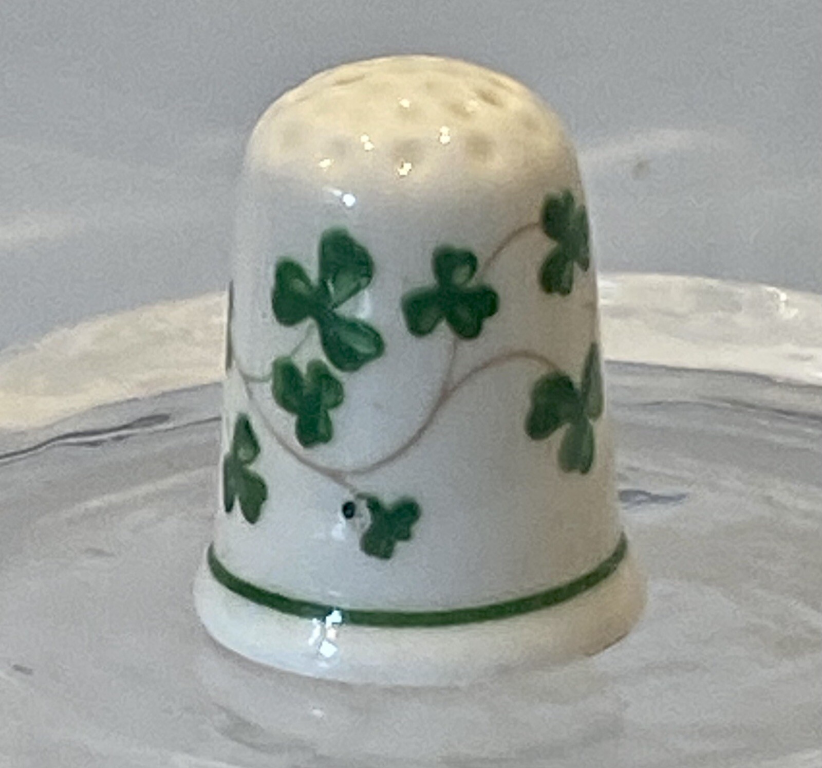 QUEEN'S ENGLAND FINE BONE CHINA Vintage Hand Painted Shamrock THIMBLE ...