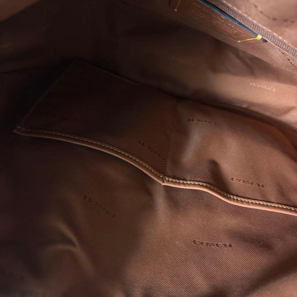 Borsa a tracolla Coach Meadow Prairie in pelle lucida con ciottoli ...