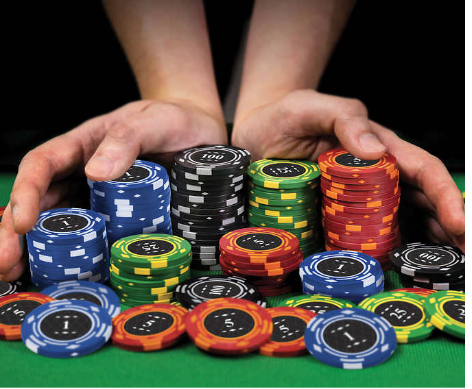 The Ultimate Poker Set 400 Poker Chips 2 Decks of Playing Cards and ...