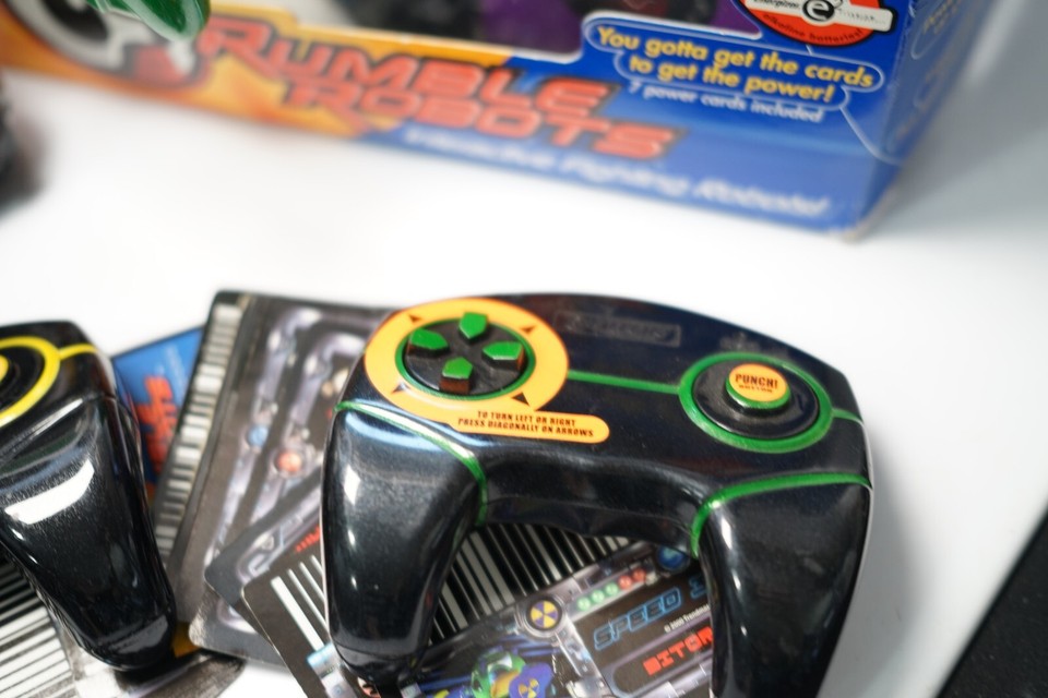 RUMBLE ROBOT 3 Robots, 2 Remotes, 14 Cards - TESTED Me Fisto, Bitor ...