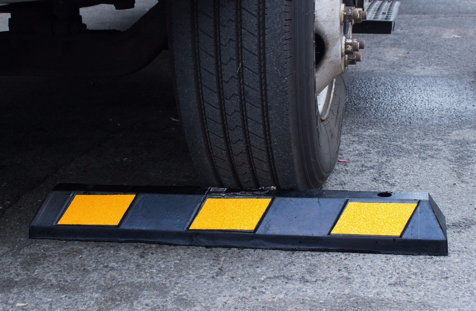 RK Heavy Duty Rubber Parking Block, Curb,Car Wheel Stop Driveway garage ...