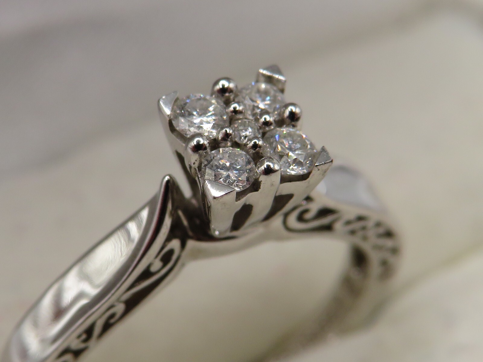 10K WHITE GOLD KEEPSAKE ENGAGEMENT RING w 5 DIAMONDS & DETAILING - SIZE ...