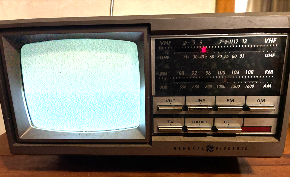 General Electric GE Portable 5" VHF/UHF/TV/AM/FM Radio 7-7150A Gray ...