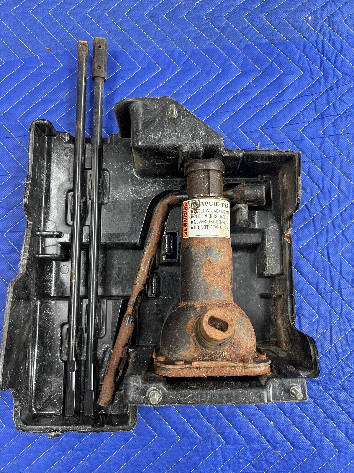 1998-2002 Isuzu Trooper Emergency Spare Tire Jack w/ Tool Kit Trunk OEM ...