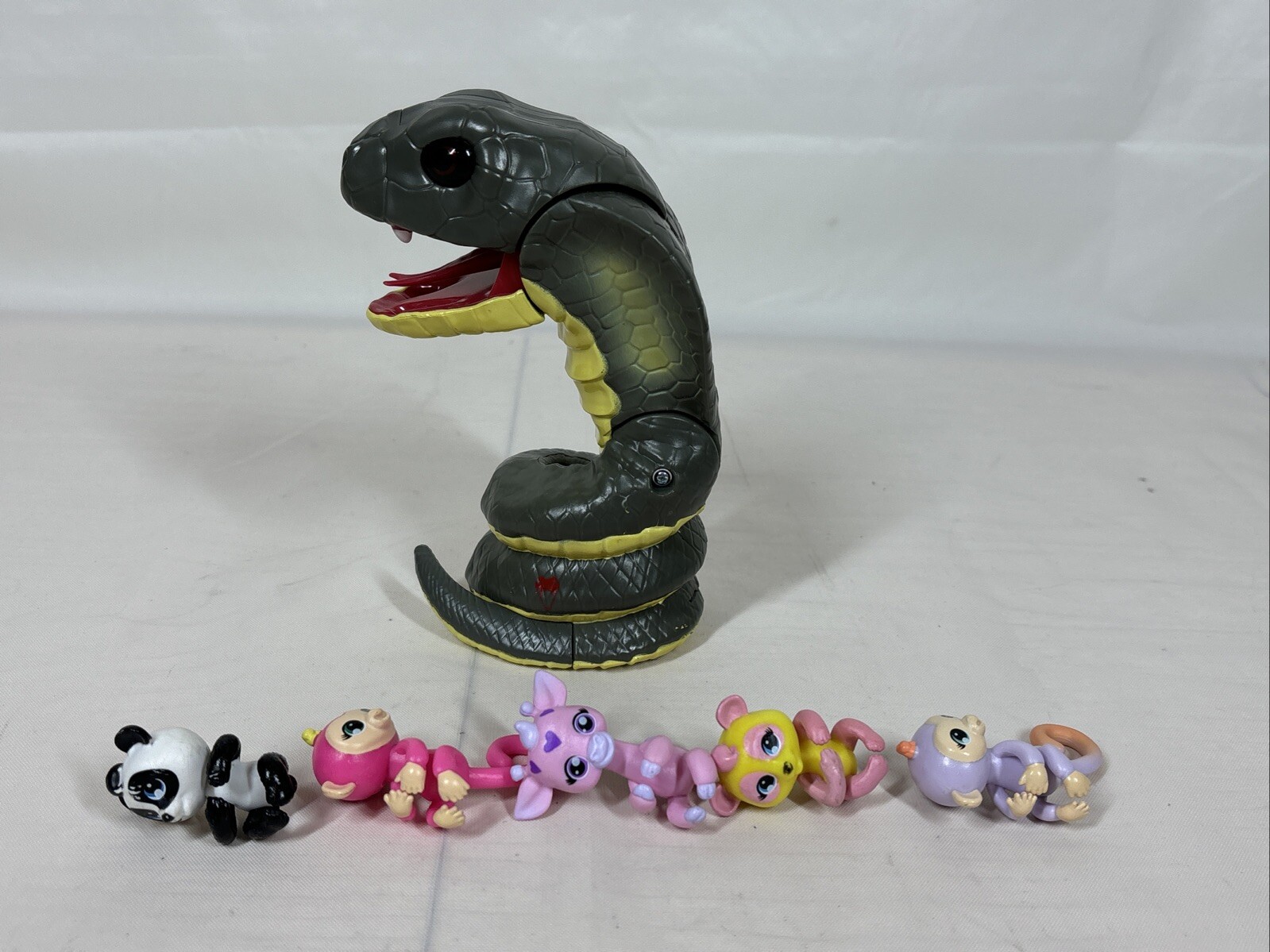 🔥17pcWowwee Fingerlings Dragon Cobra Monkeys Unicorns Raptors Skeletons ...