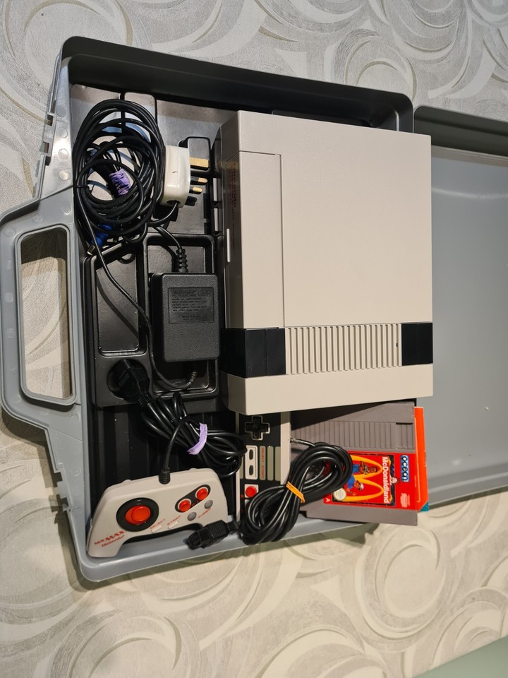 Nintendo NES Grey Console with 2 Controllers, Game and Official Case ...