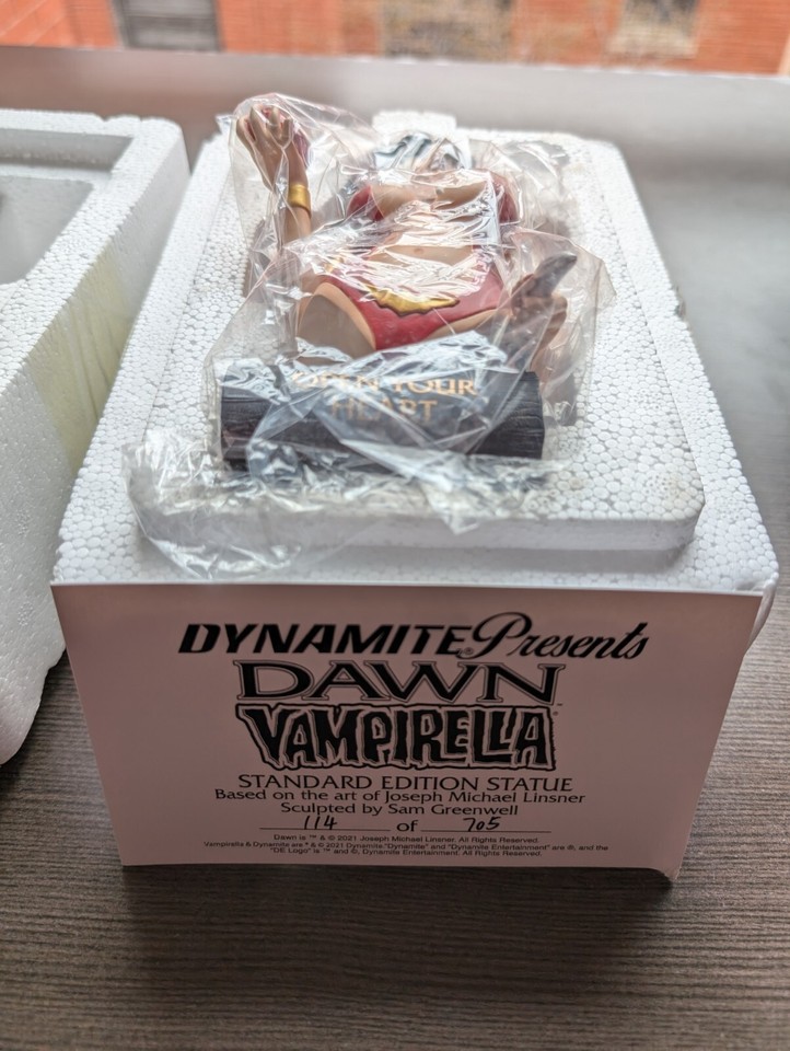 Dynamite Presents Vampirella Statue (Costume Variant Ed.) Bust LE of ...