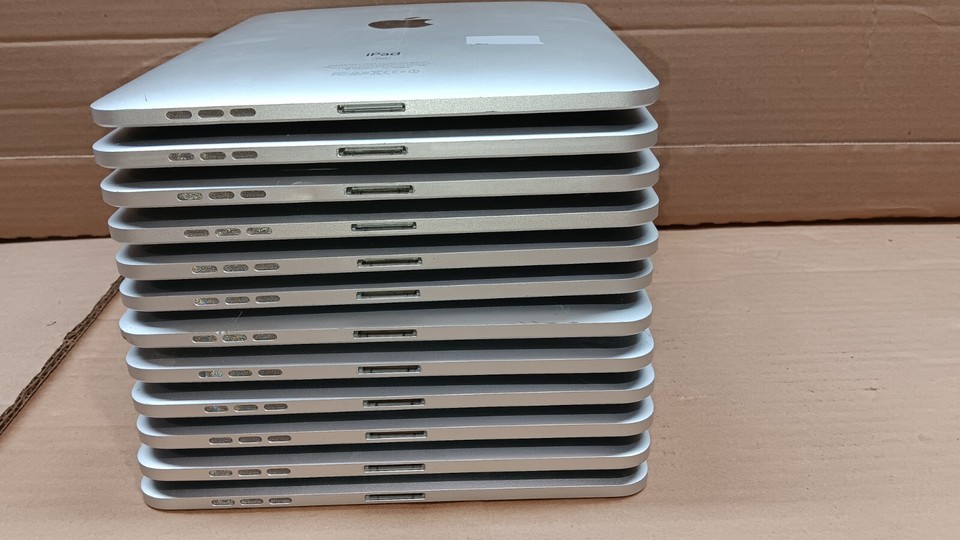 Lot of 12 Apple iPad (1st Generation) A1337 64 GB Wi-Fi + 3G 9.7 inch ...