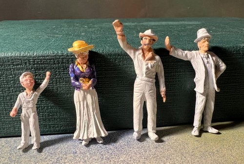 4 people O scale train scene waving guy Child Lady Leaning man ...