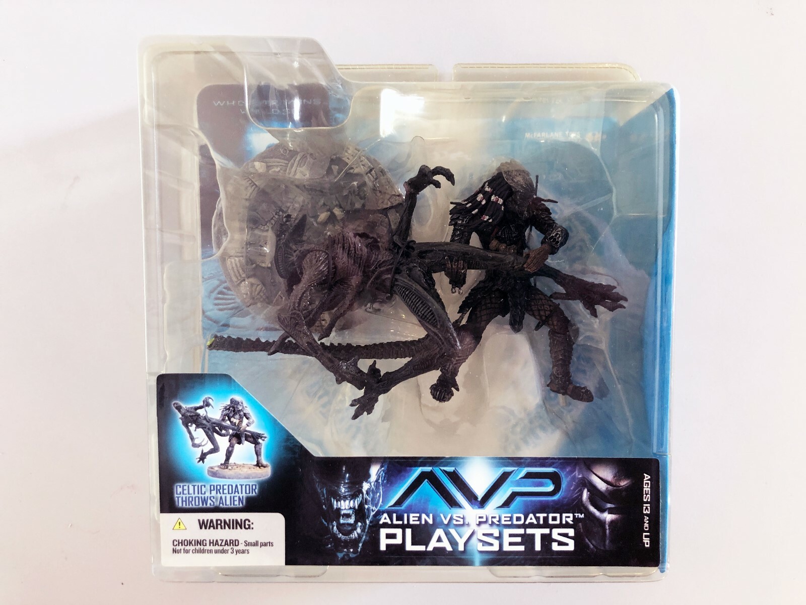 NEW! Alien vs. Predator AVP CELTIC PREDATOR Throws Alien Action Figure ...