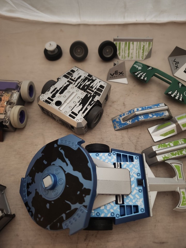 HexBug BattleBots Lot Of 5 Bots & 4 Controllers And Pieces Untested | eBay