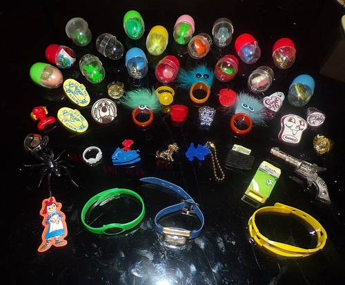 37 Vintage Vending Machine Rings, Charms, Watches, Some in Capsules ...
