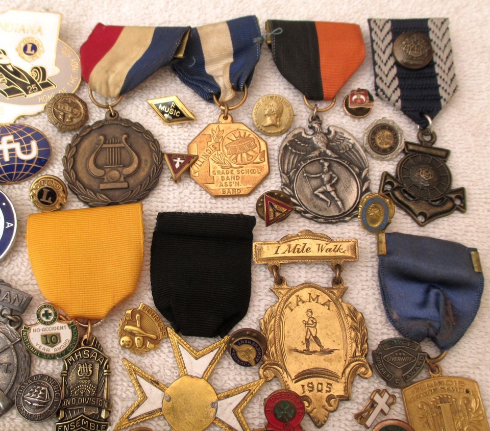 Huge Lot Vintage & Antique Pins Badges Charms Fraternal School Award ...