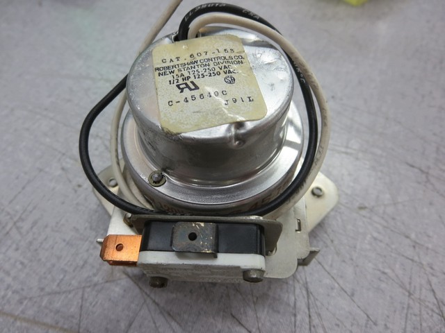Robertshaw Controls Co. 607-153 2350-Series Control (125-250VAC 15A 1 ...