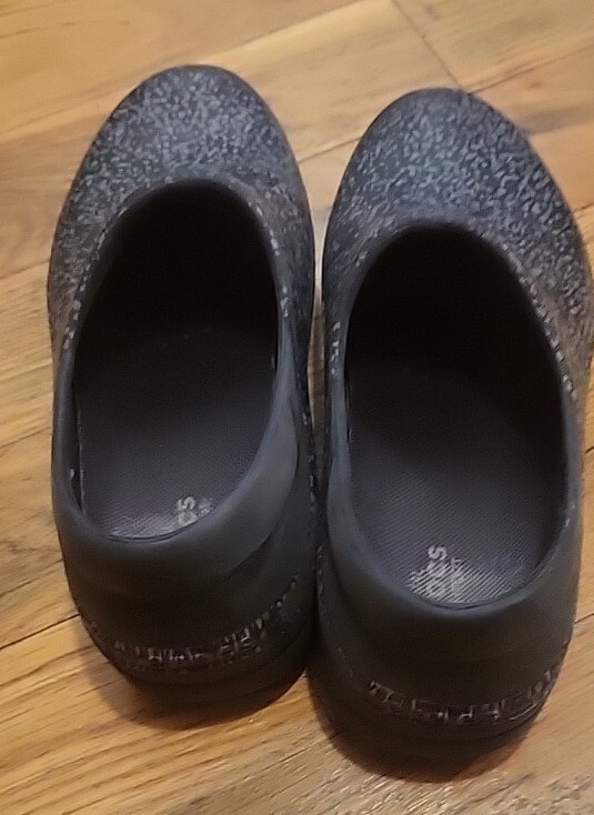 Crocs Slip Resistant On The Clock Clogs Nurse Shoes Chef Shoes Black ...