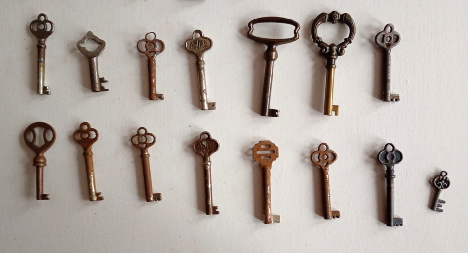 Lot of 30 Antique Vintage Keys, Cabinet Keys / Box Keys / Chest Keys ...