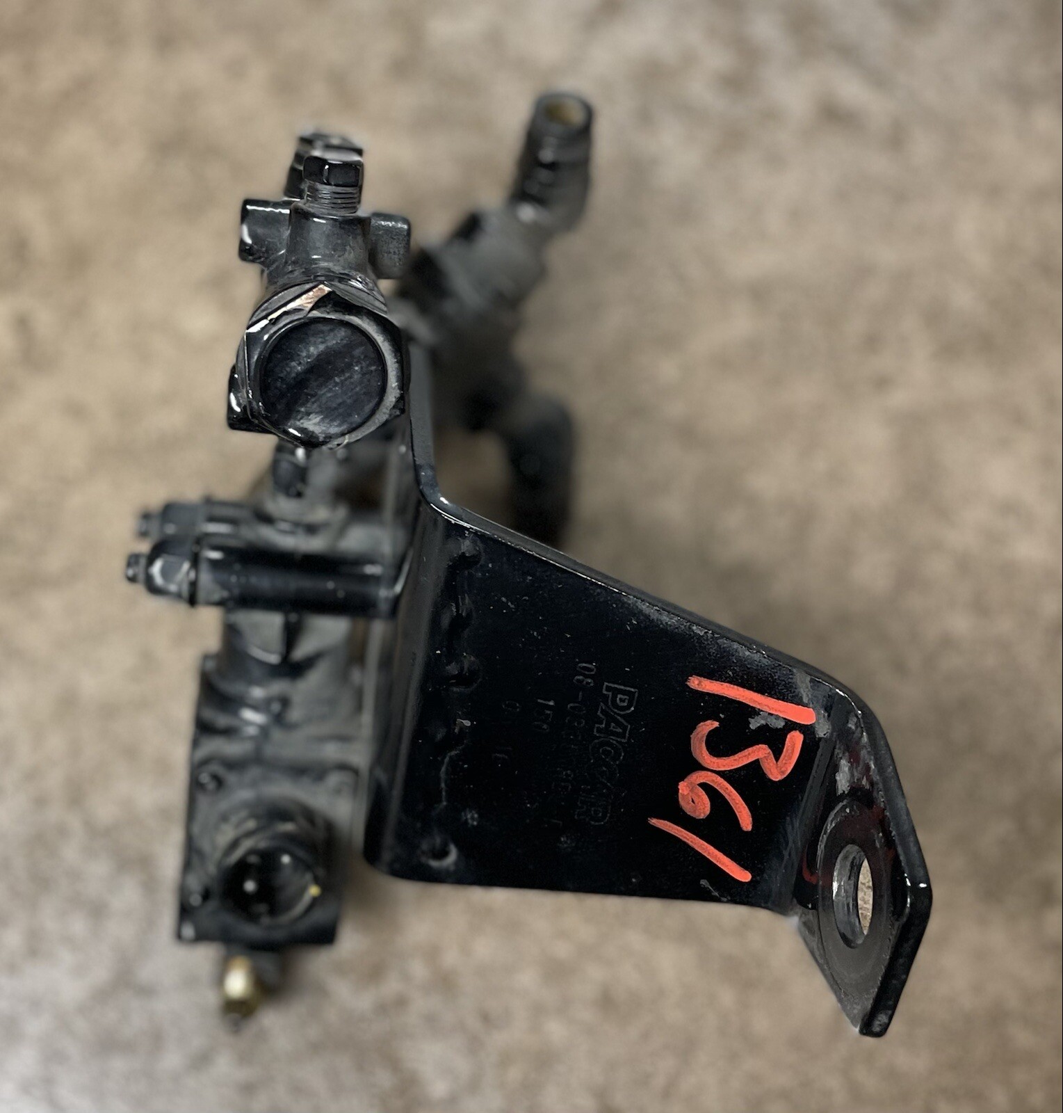 Bendix Paccar VALVE WITH BRACKET 08-03357 / 1-243641-D / 914231 *READY ...