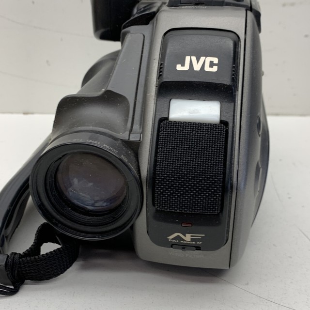 JVC COMPACT VHS VIDEO MOVIE GR-AX10 W/ JVC Video Light VL-V3 for sale ...