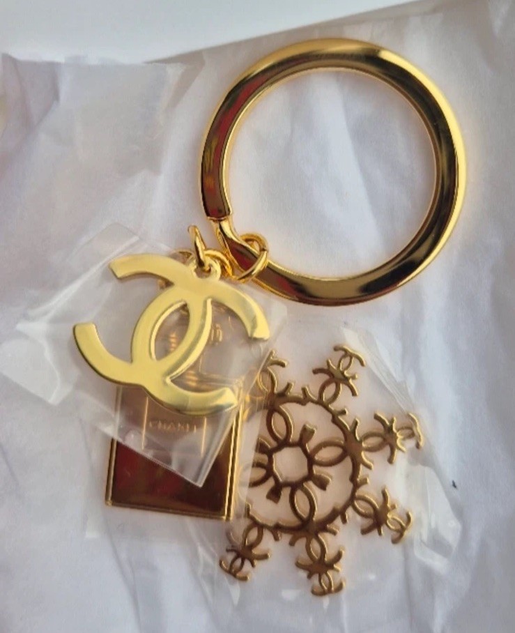 CHANEL PARIS 2024 VIP GIFT HOLIDAY SNOWFLAKE,PERFUME CHARM,SNOWFLAKE CC ...