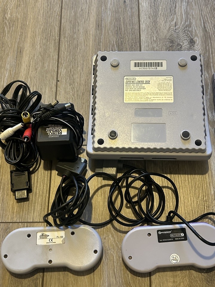 Super Nintendo SNES JR Mini Console Bundle With 2 Controllers And Games ...