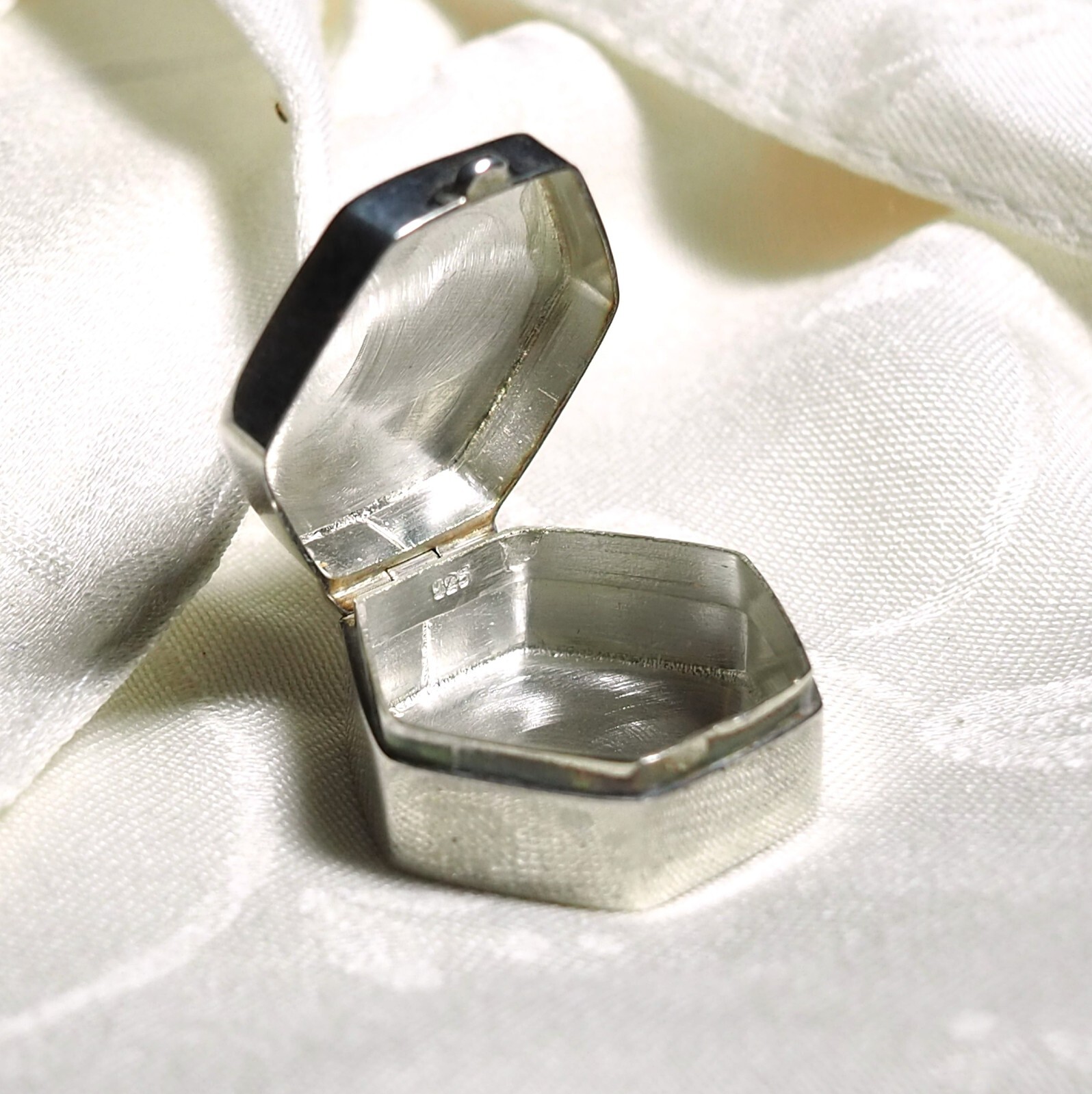 Vintage 925 Sterling Silver pill box Hexagon hinged lid Engraved marked ...