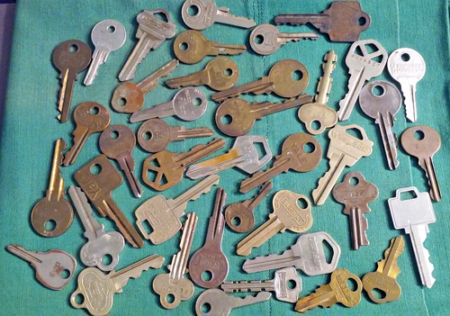 Junk Drawer Lot 40+ Mixed KEYS Many Vintage & Brass w/ Name Brands ...