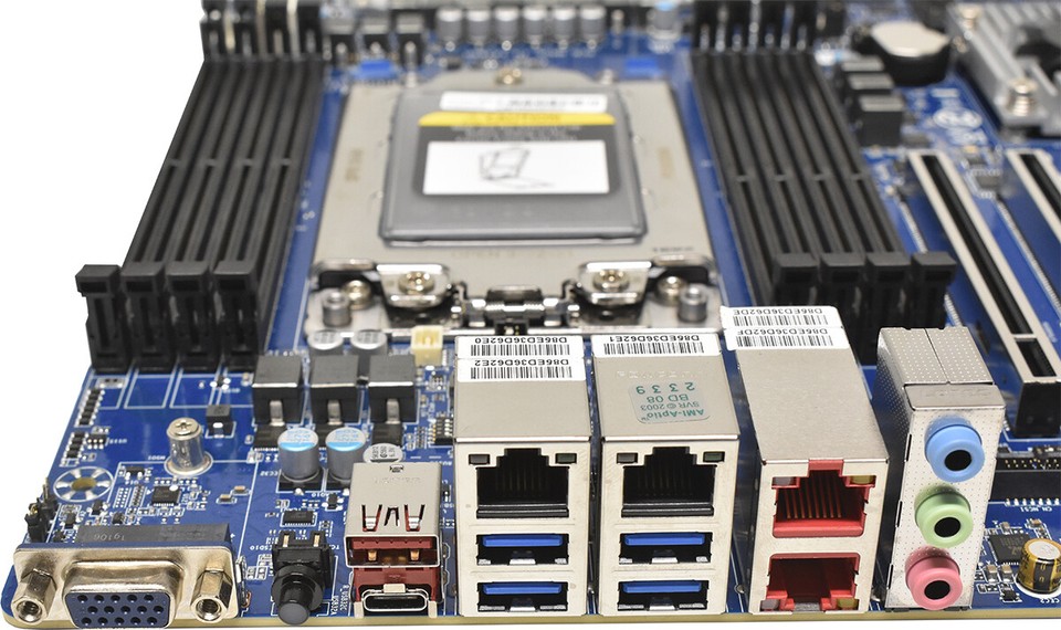 Gigabyte MC62-G40 Mainboard sWRX8 Socket for AMD Ryzen Threadripper PRO ...