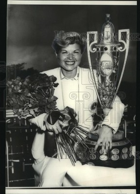 1954 Press Photo Barbara Romack holds flowers and trophy from amateur ...