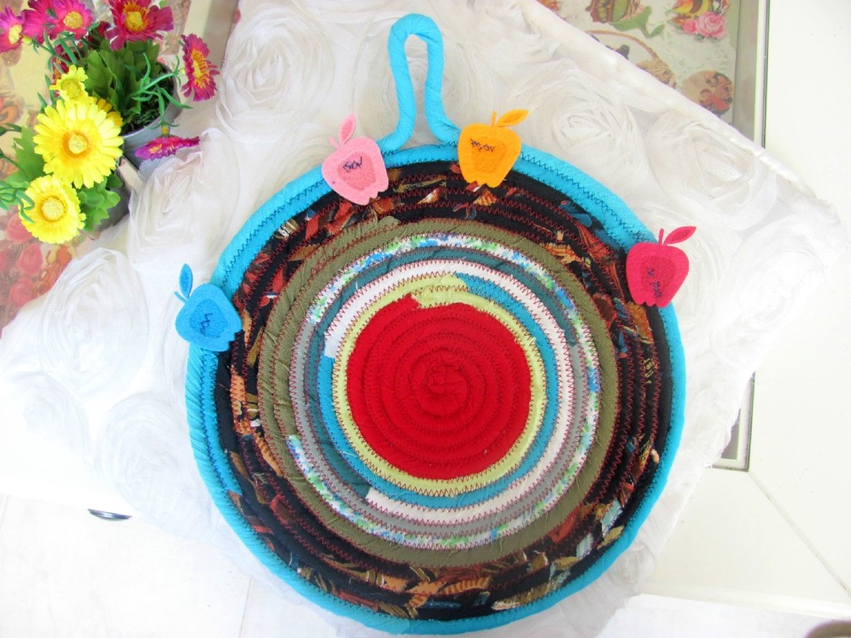 HANDMADE QUILTED POTHOLDER COTTON MULTI COLOR FABRICS PLACEMAT SERVING ...