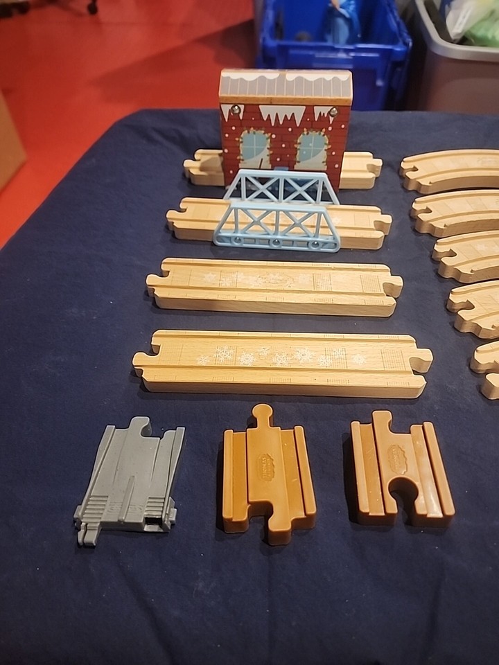 Thomas and Friends Wooden Railway Snowy James 16 Piece Track Set w ...