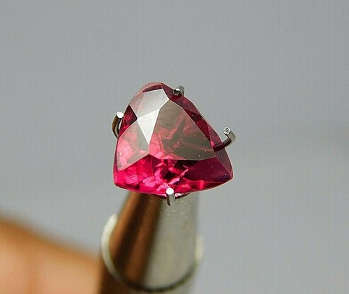 2,10 carats. Belle pierre précieuse de trillion de saphir rouge naturel ...