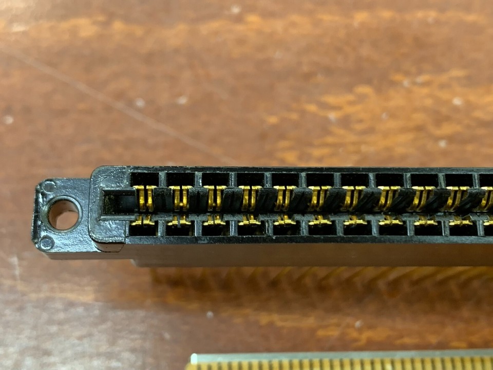 Cinch Card Edge Connector 50-60G-10-1 / 253-30-00-255 60-Positions 5A ...